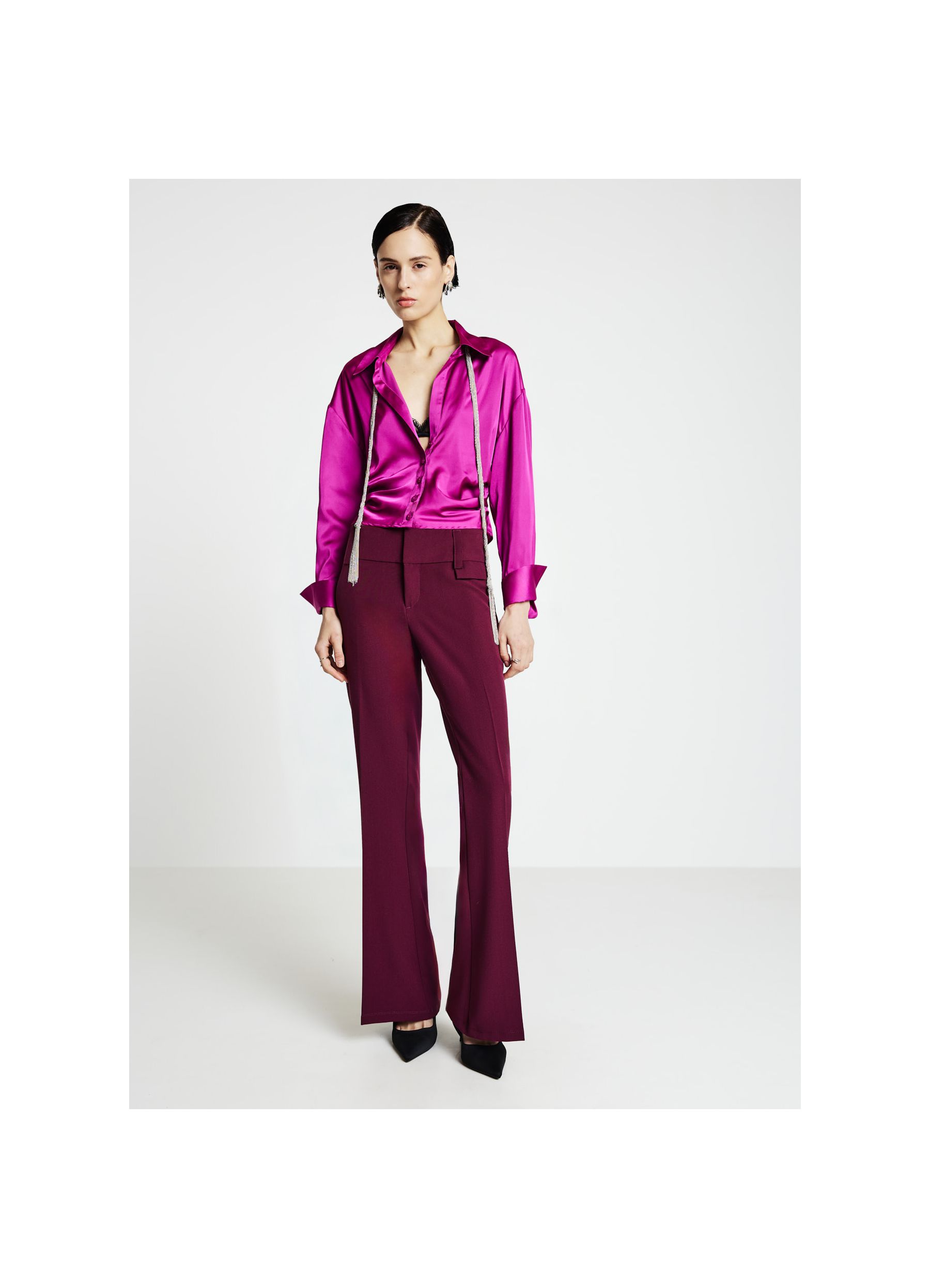 Κοντομάνικο πουκάμισο από ύφασμα που μοιάζει με σατέν με ρεβέρ και ...