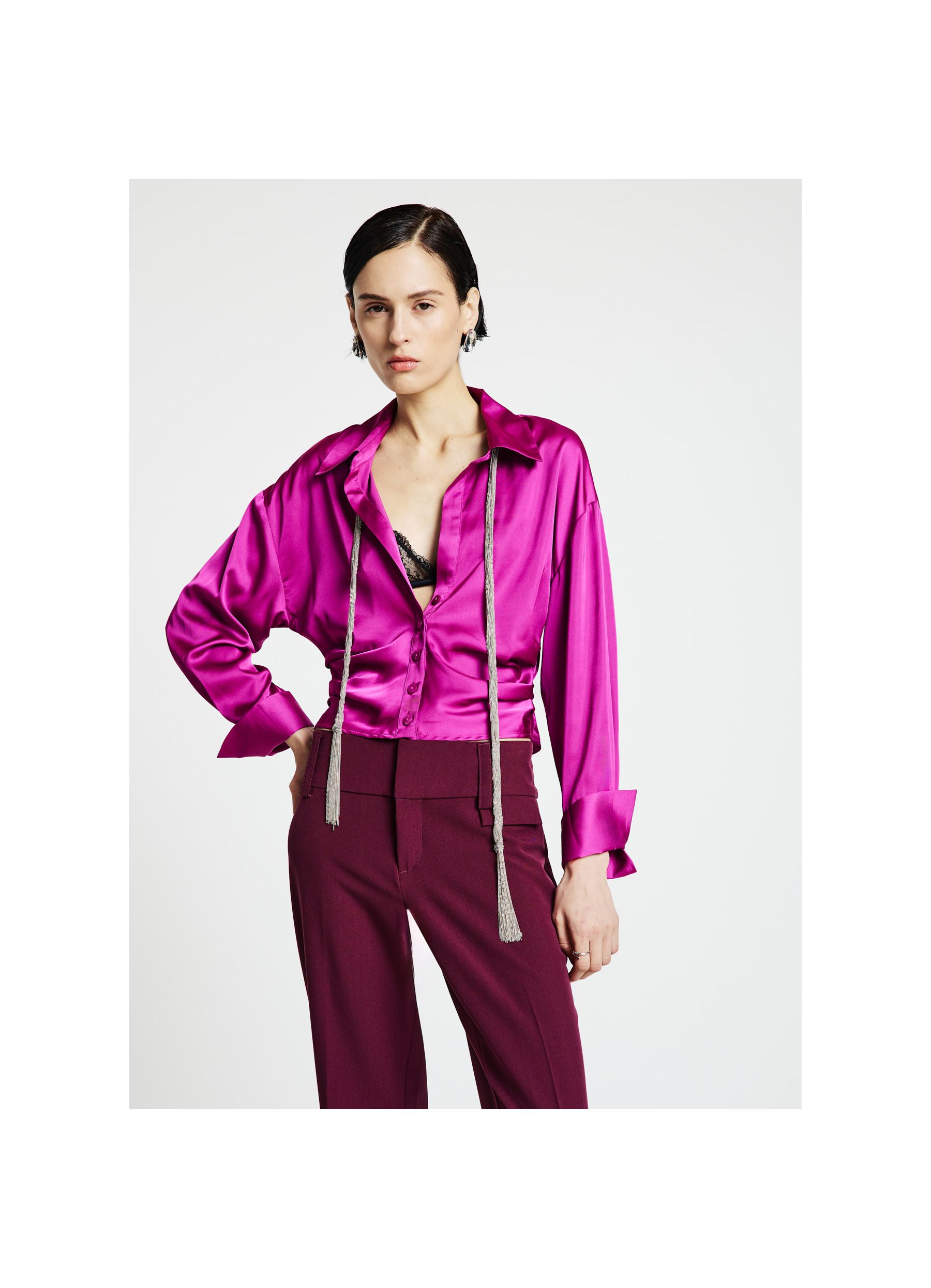 Κοντομάνικο πουκάμισο από ύφασμα που μοιάζει με σατέν με ρεβέρ και ...